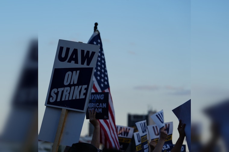 Chicago Mayor Brandon Johnson Backs UAW Rally, Boosts Workers' Rights