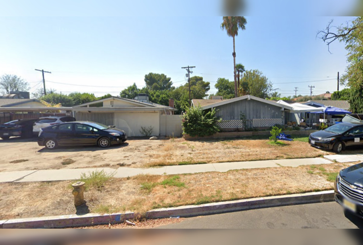 Firefighters from LA put out a Residential Garage Fire near Lake
