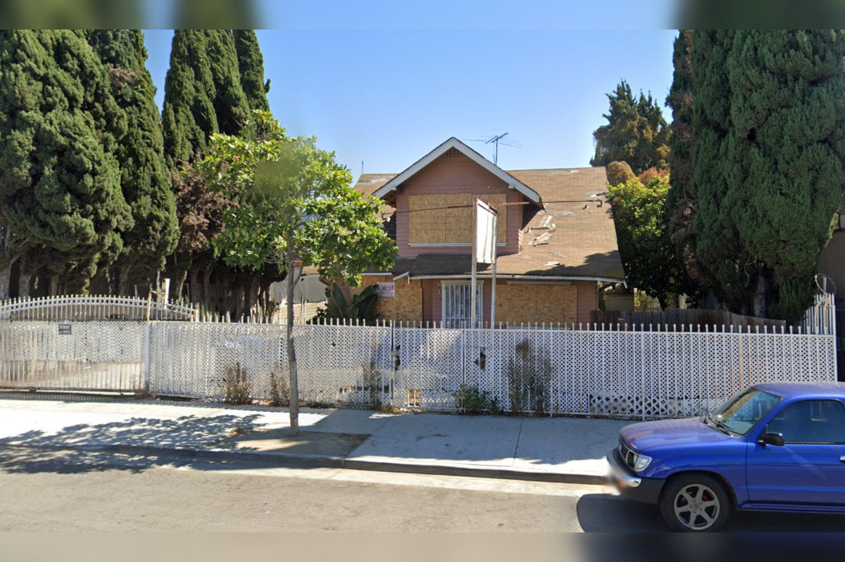 Firefighters Battle Blaze at Vacant Hyde Park House in Los Angeles