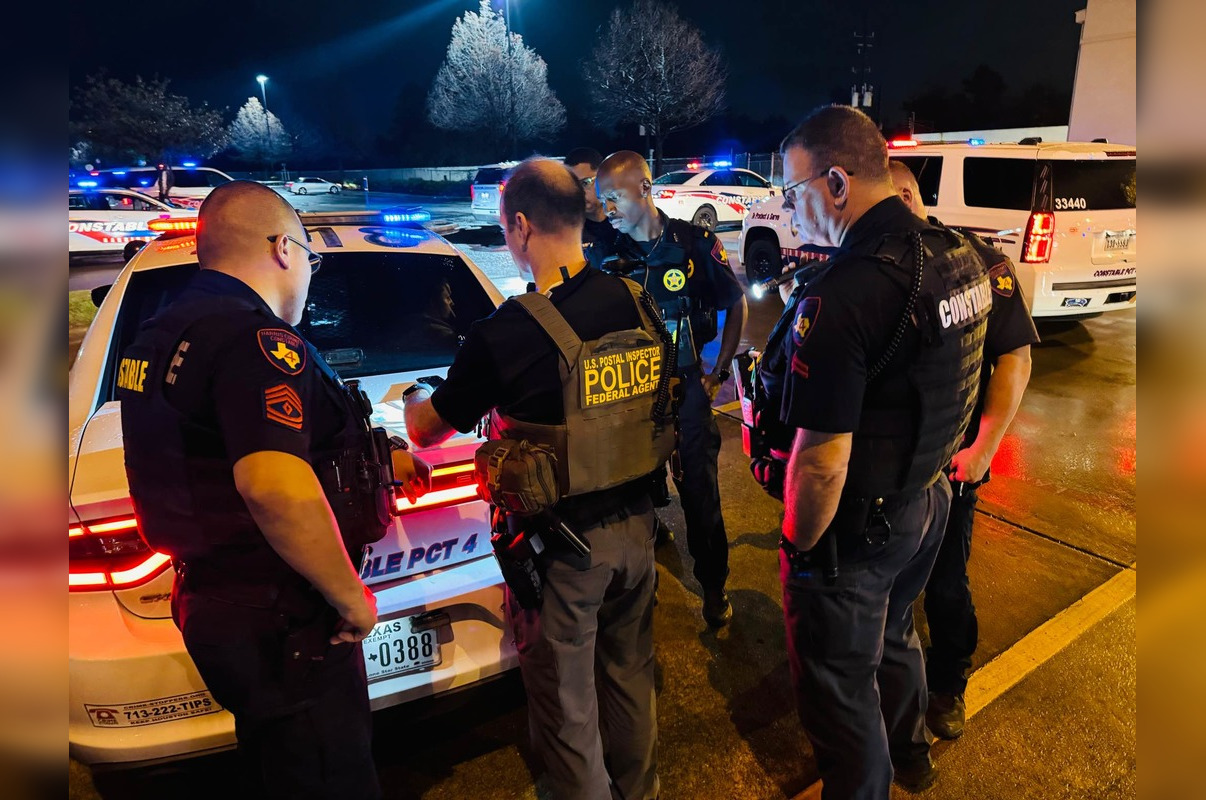 Alleged Mail Thieves Caught After Foot Chase on Northwest Freeway,