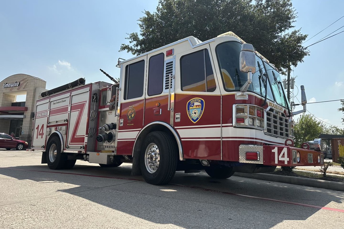 Houston Fire Department Quickly Extinguishes Truck Yard Blaze Caused