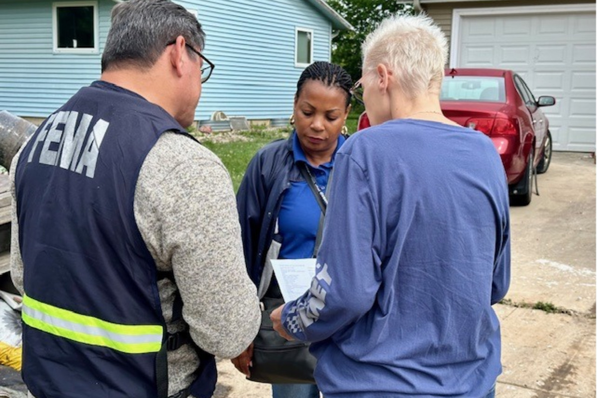 FEMA Conducts Door-to-Door Outreach in Jacksonville to Aid