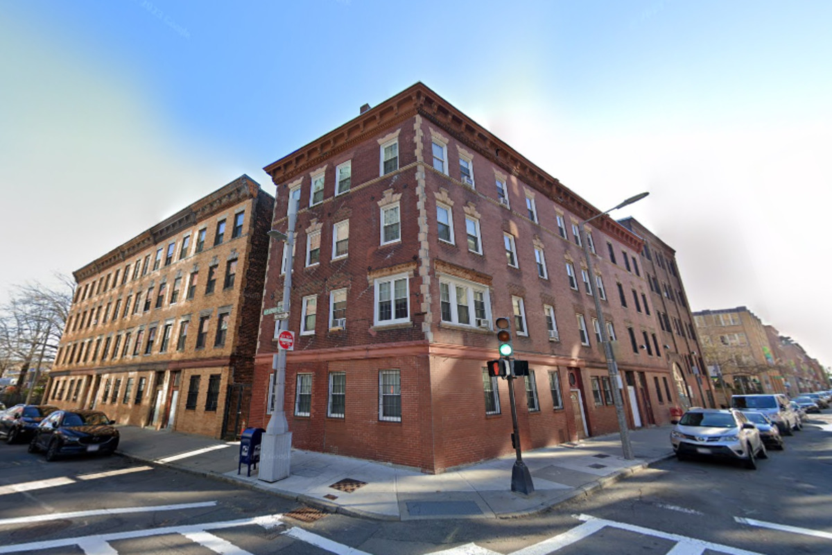 Pine Street Inn Hosts Thanksgiving Feast for 2,000+ with Bruins'