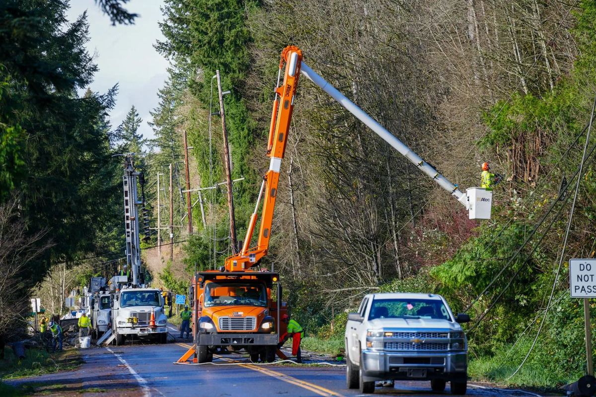 Western Washington in the Dark as PSE Battles to Restore Power After