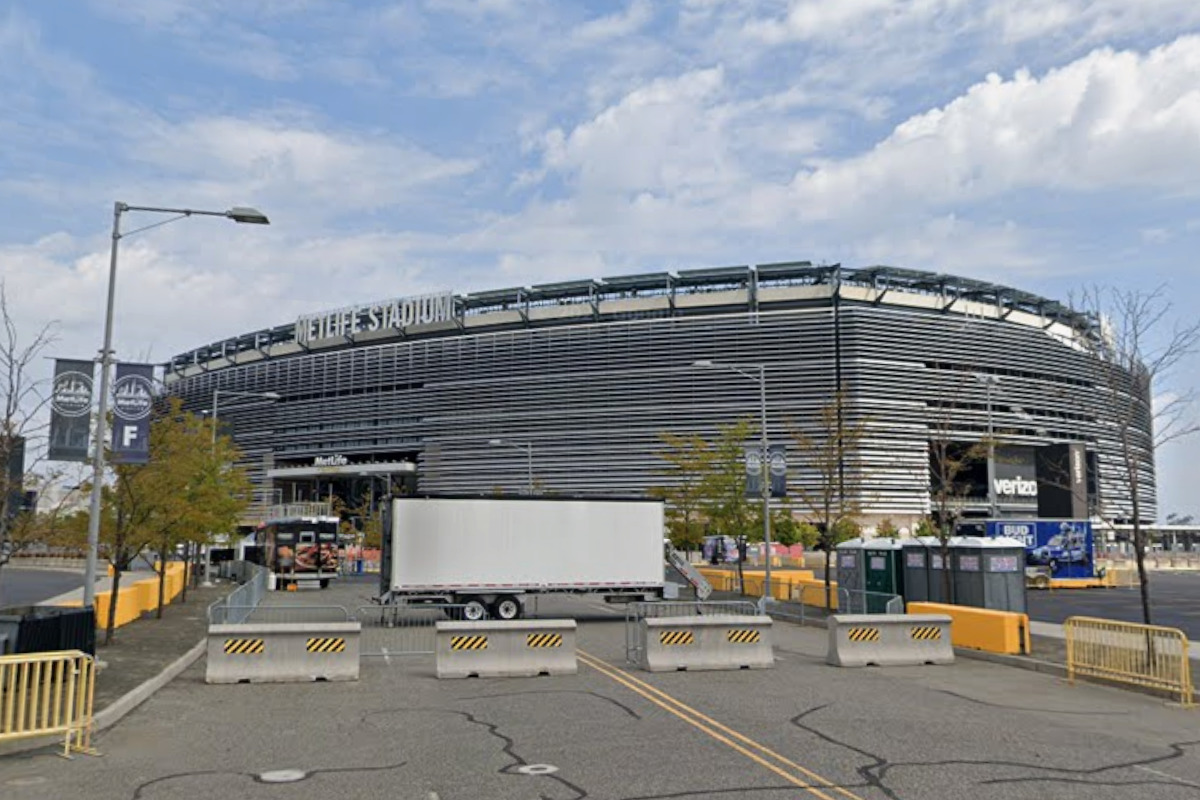 Frustrated Fans Fly Banner Over MetLife Stadium Urging Giants Owner to