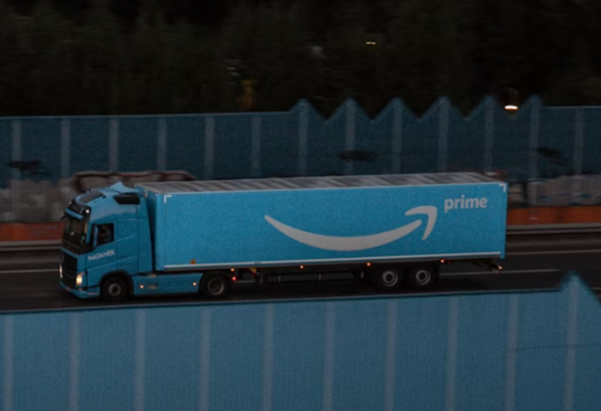 Multiple Vehicle Crash Spills Amazon Packages on 5 Freeway in East Los