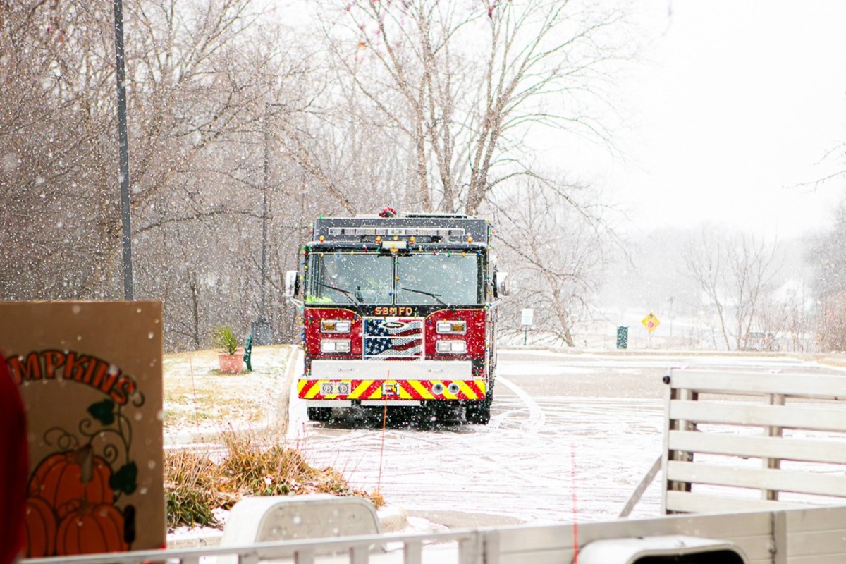 SBM Santa Parade Brings Holiday Cheer and Charity to Spring Lake Park,