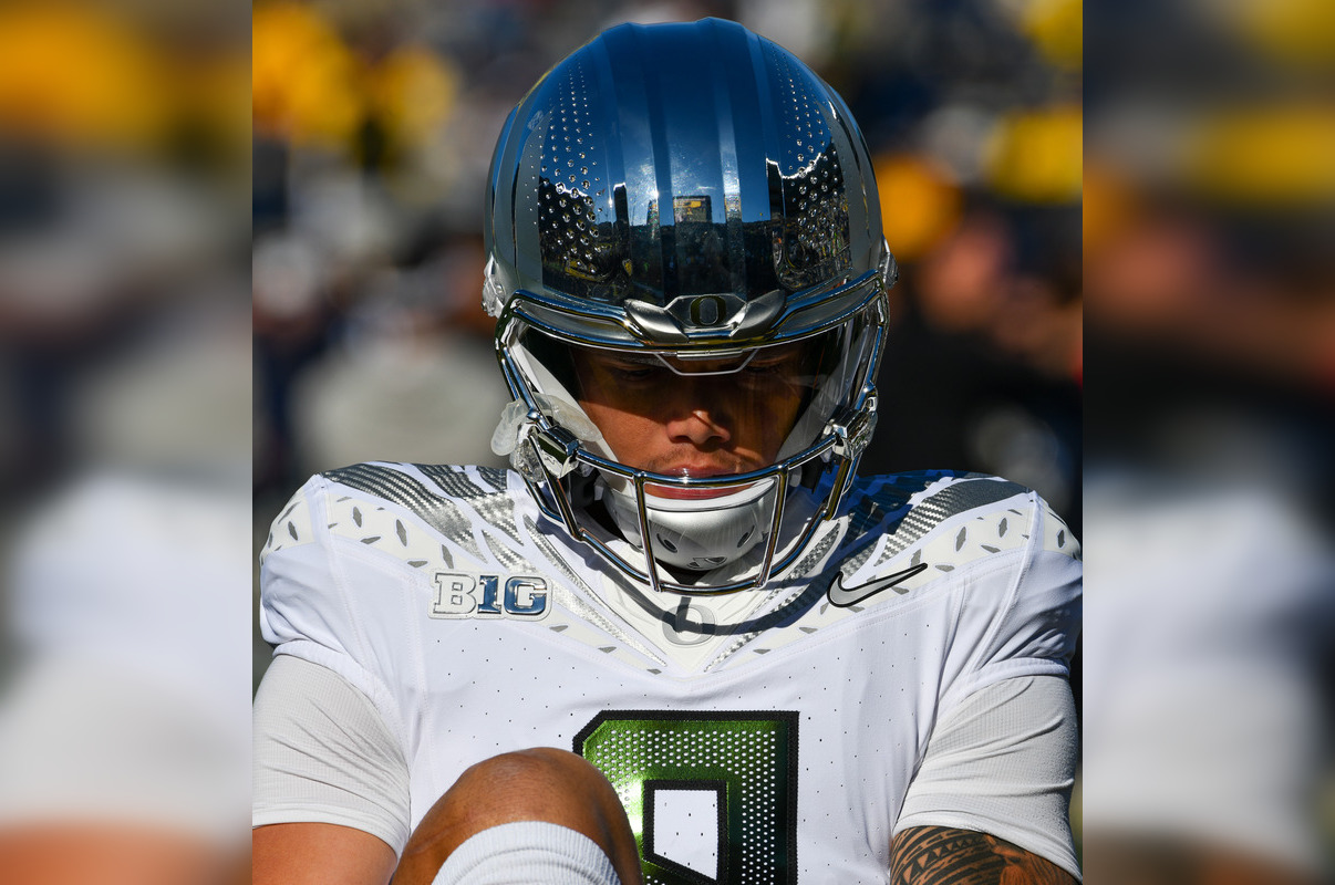 Unbeaten Ducks Soar Over Huskies 49-21 in Eugene, Eye Postseason Glory