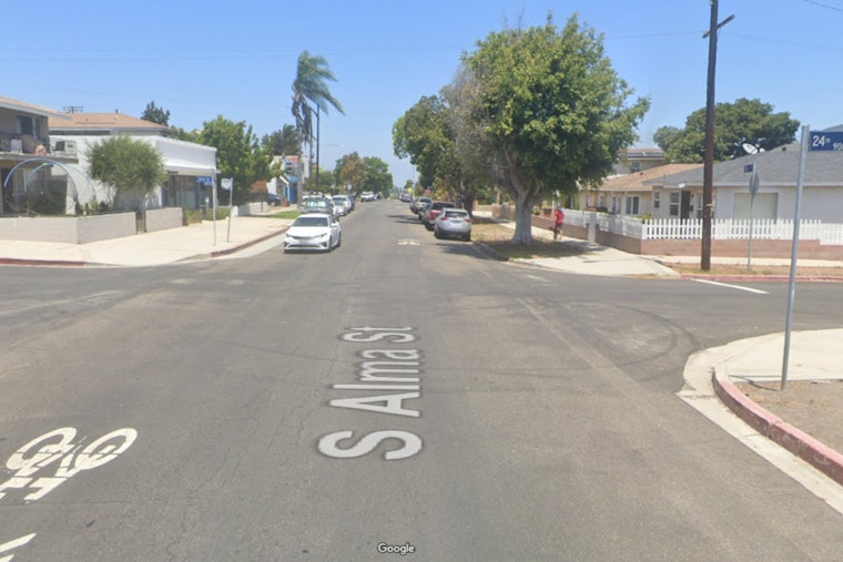 Los Angeles Firefighters Extinguish San Pedro Home Blaze In 22