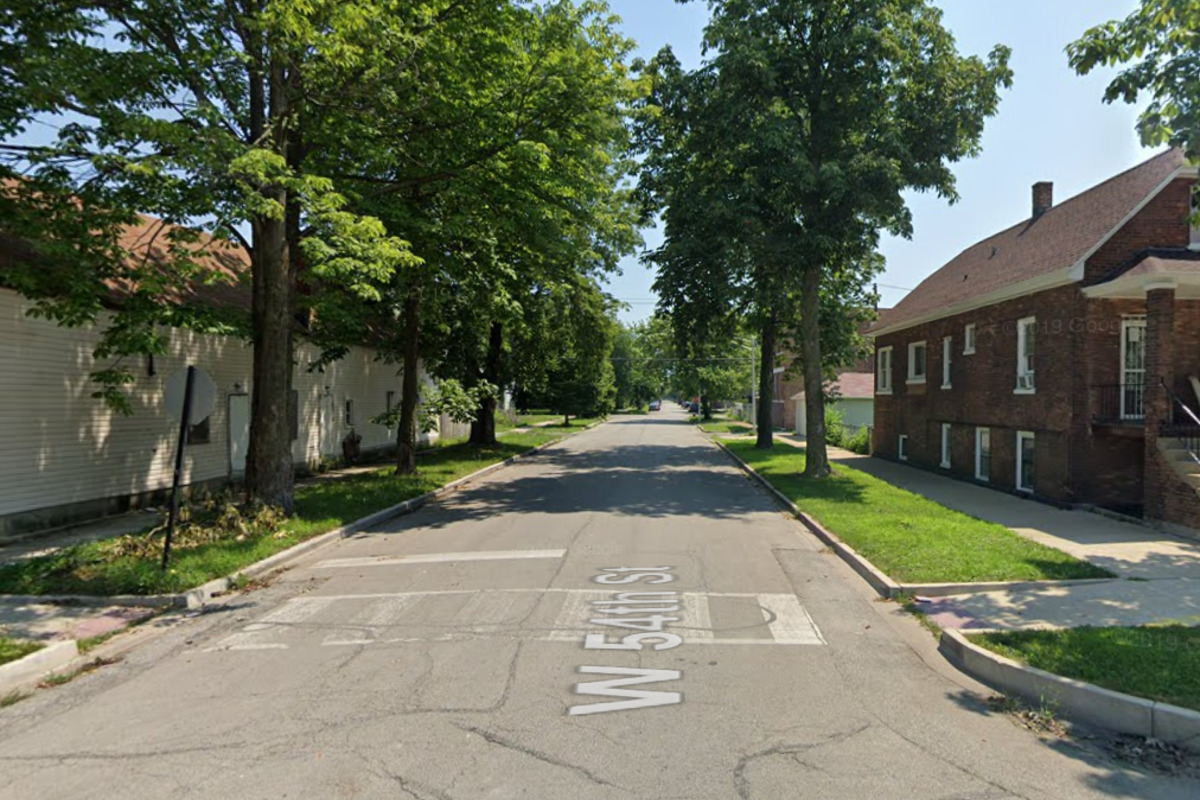 Chicago Police Seek Suspects in Series of Armed Robberies in Deering