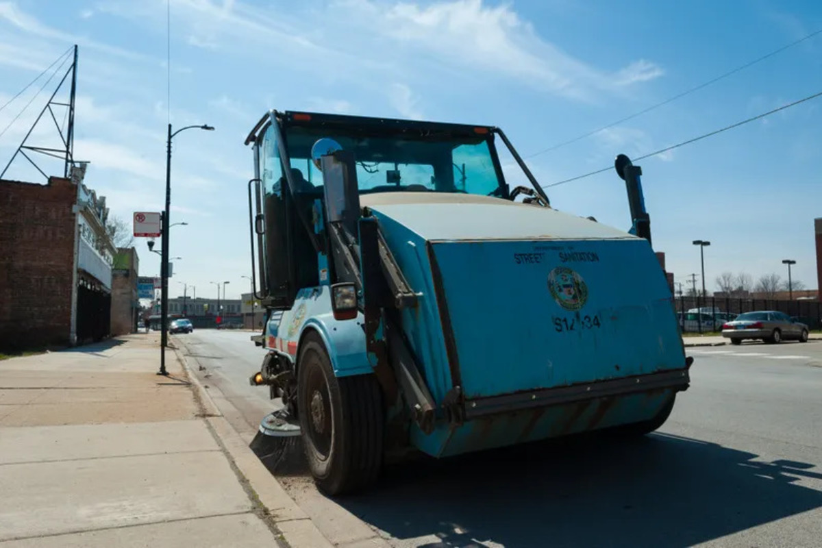 Chicago Street Cleaning Season Begins; Residents Urged to Heed