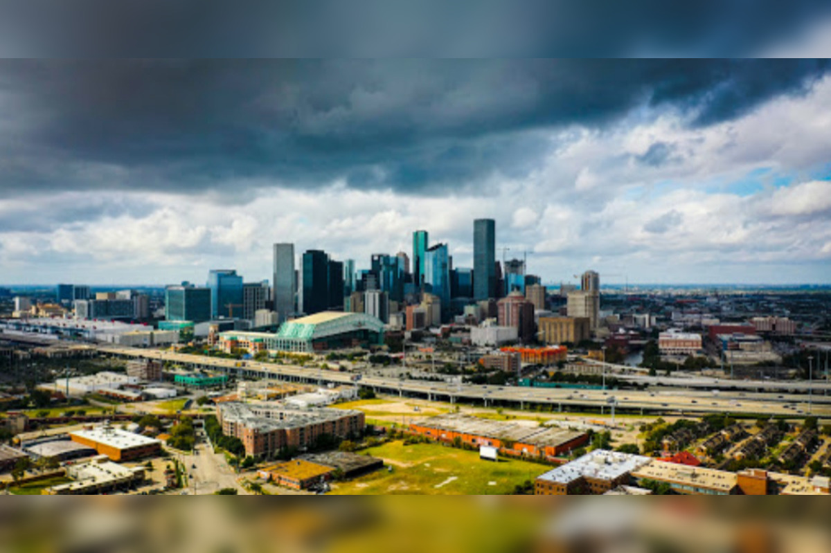 Houston Gears Up for Mixed Weather, Wind Gusts; Sunny Weekend Forecast