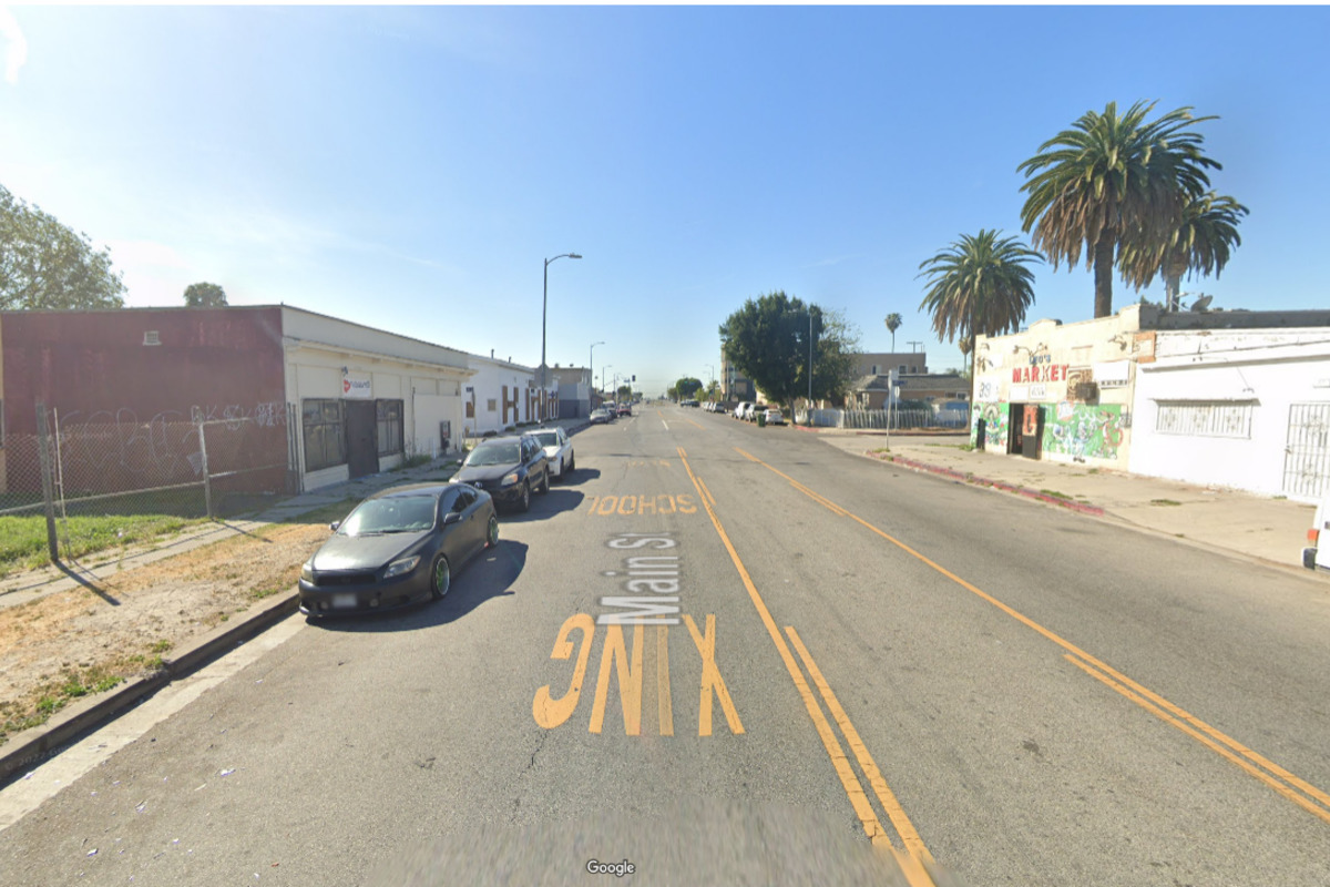 LAPD in Pursuit of Armed Trio Suspected in Series of Taser Robberies