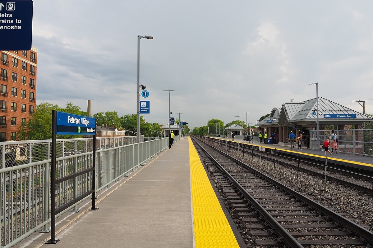 Chicago's Edgewater Neighborhood Welcomes New Peterson/Ridge Metra