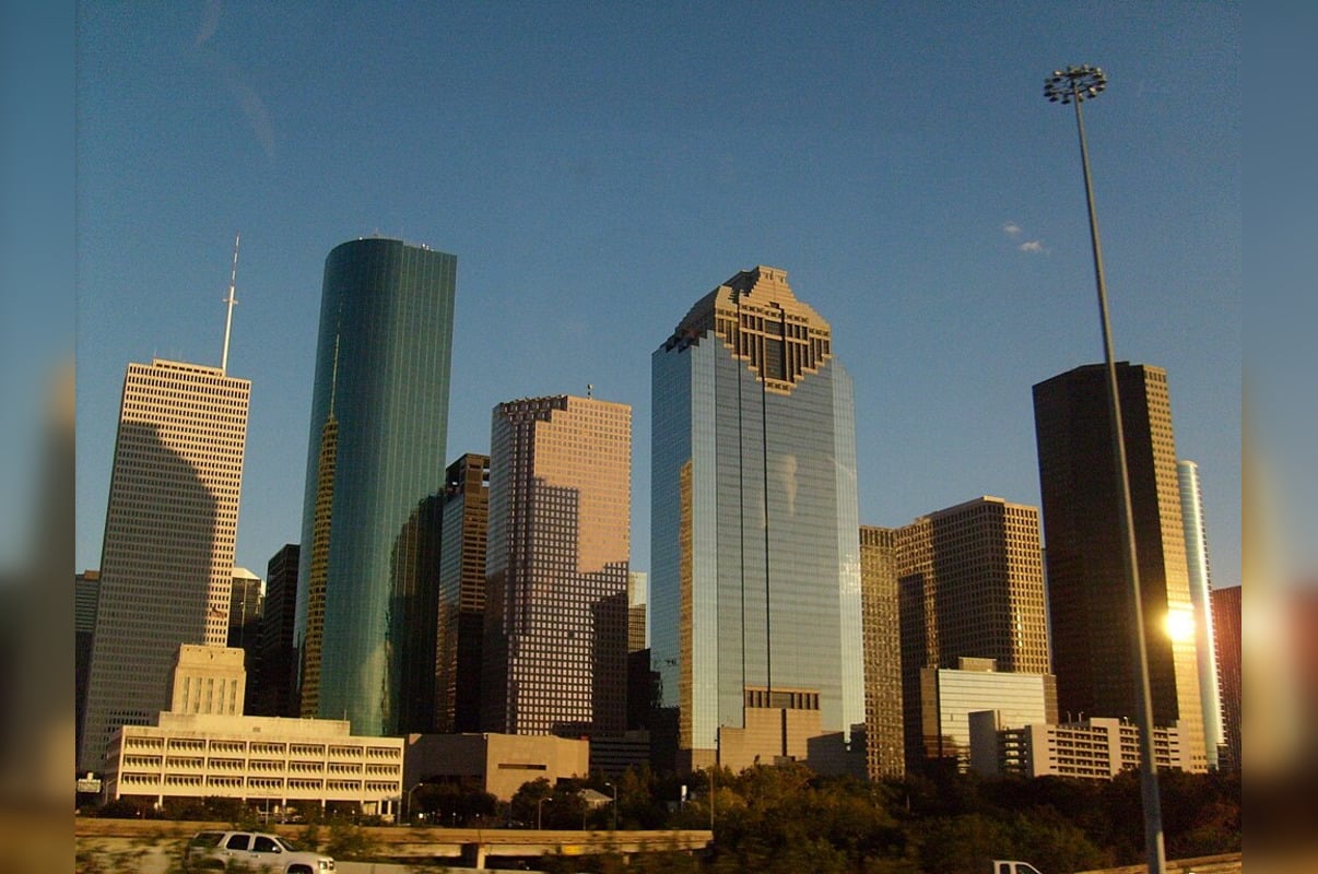 Thousands of Windows Shattered as Storm Reshapes Houston Skyline,