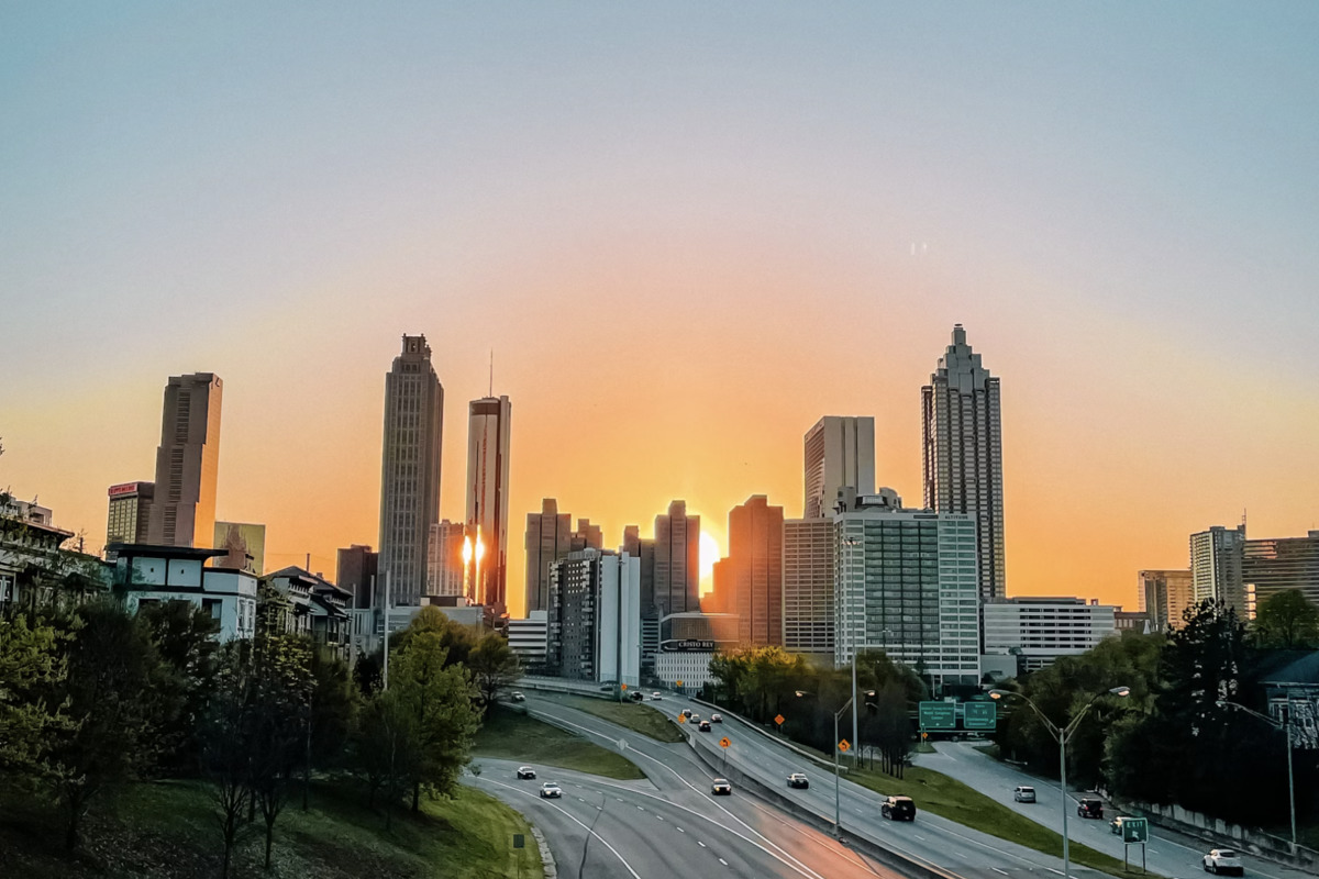 Temperatures Rise in Atlanta with Sunny Skies as Weekend Rain Threat