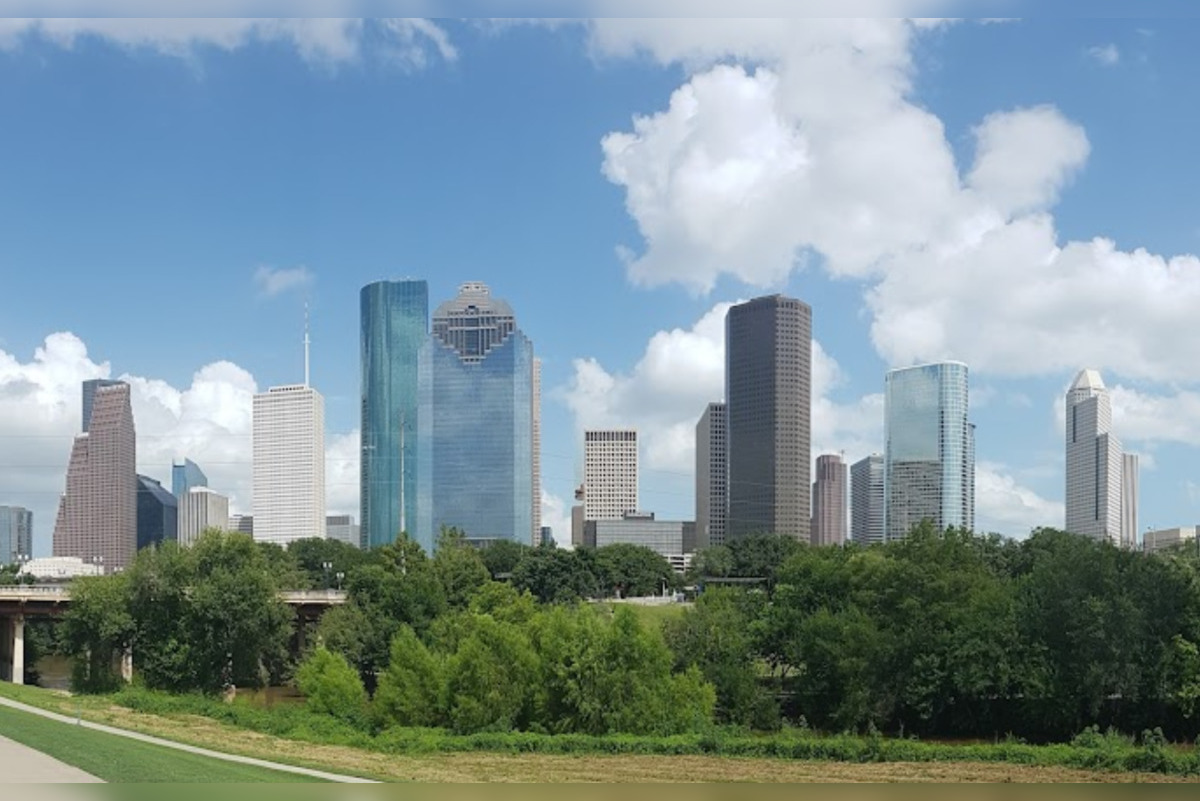 Houston Braces for Intermittent Showers, Heat Surge as Midwest Preps