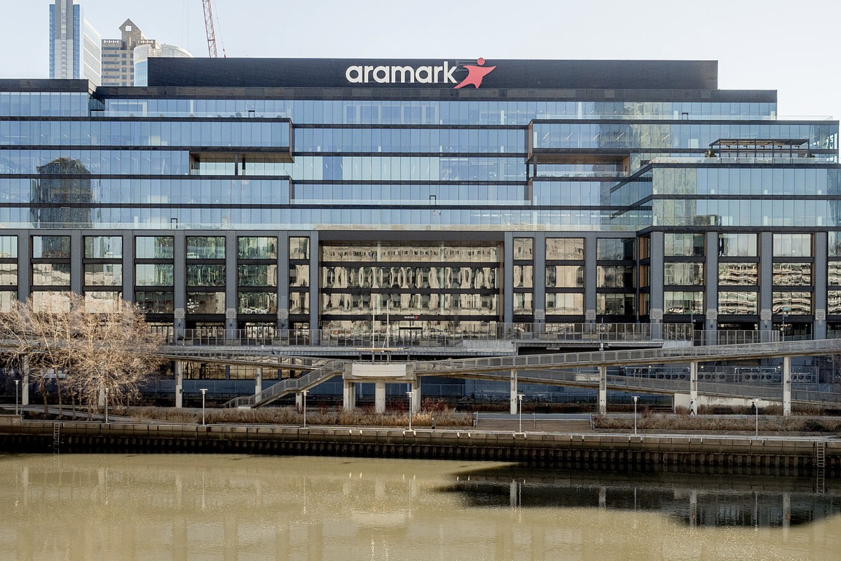 Hundreds of Aramark Workers Rally in Center City for Healthcare and