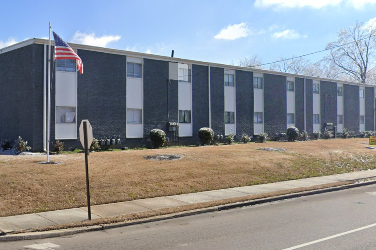 School Bus Crashes Into Apartment in Memphis' Highland Heights,
