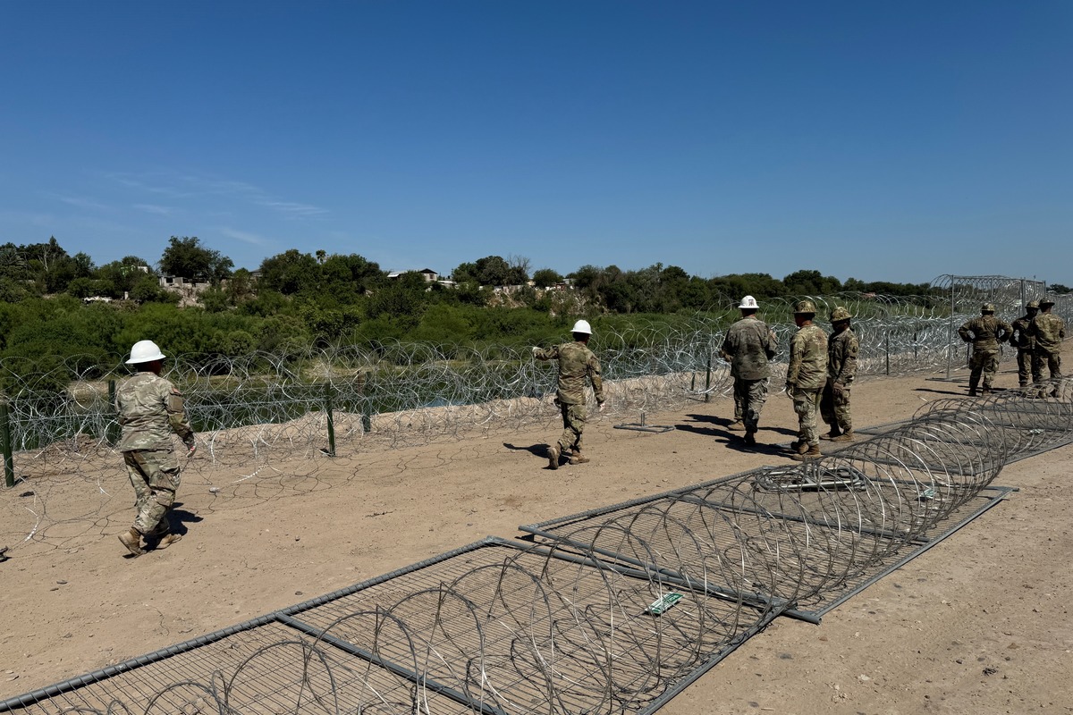 Texas Strengthens Border with Tripled Razor Wire as Part of Operation
