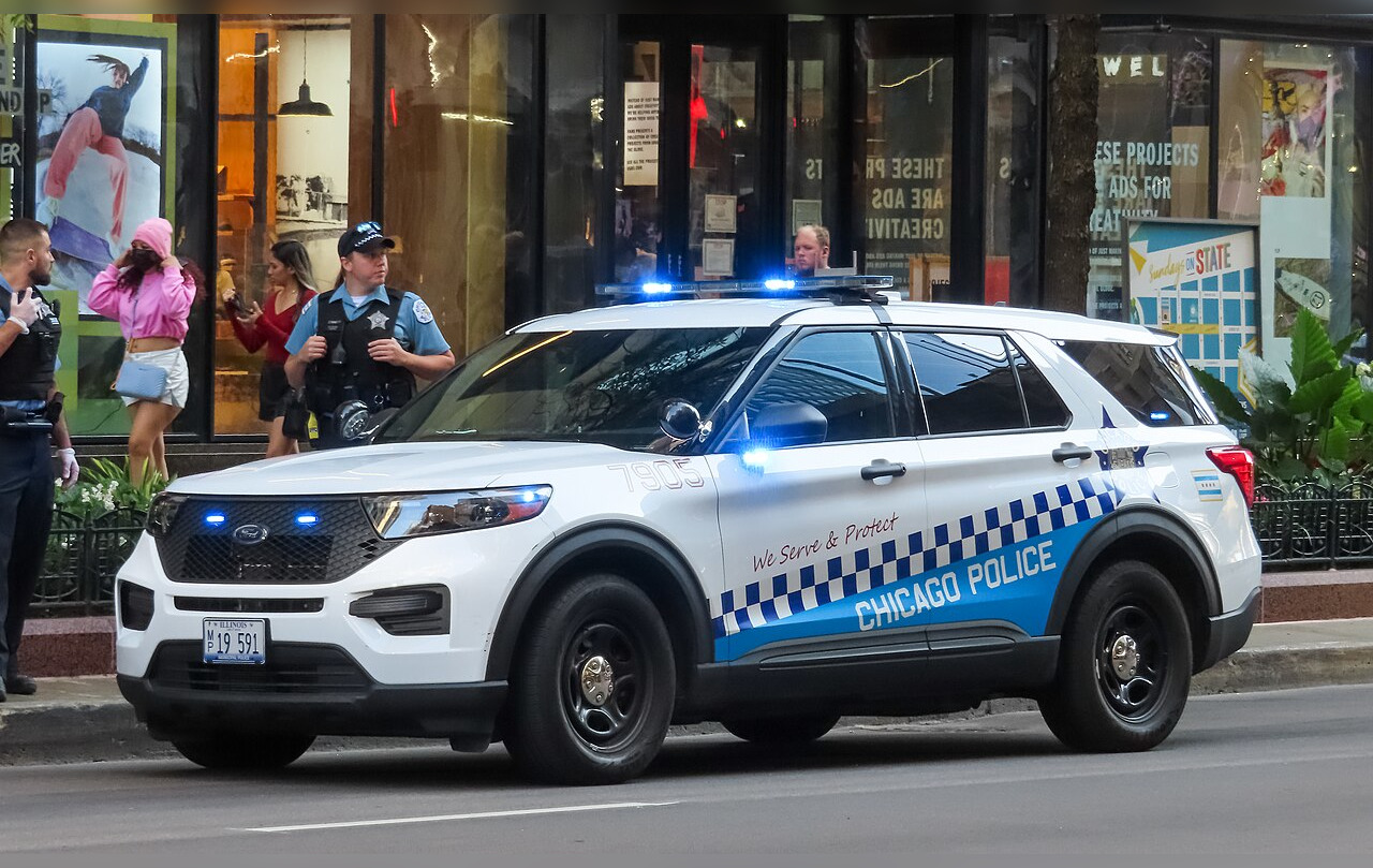 Chicago SWAT Team Ends Standoff in Roseland, Two Hospitalized After