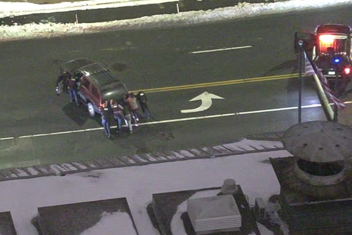 Minneapolis Police Embody Holiday Spirit by Helping Stranded Motorists