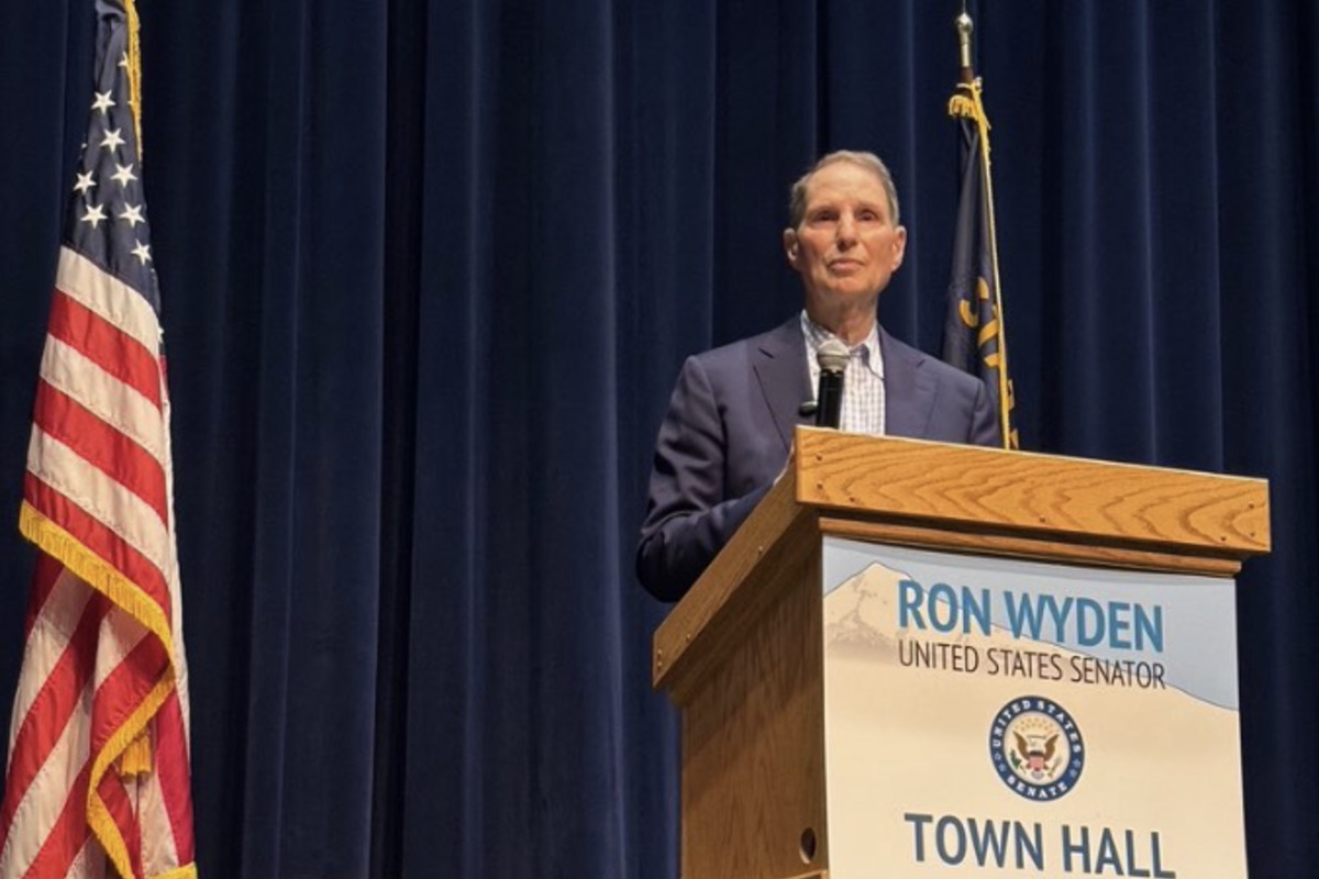 Senator Wyden Leads Bipartisan Supreme Court Charge Contesting Trump