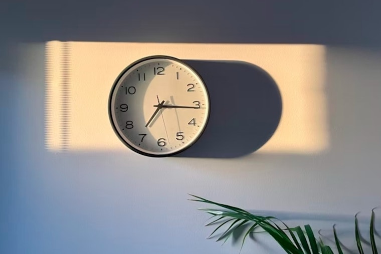 Daylight Saving Time Ends as Clocks Fall Back Giving an Extra Hour of