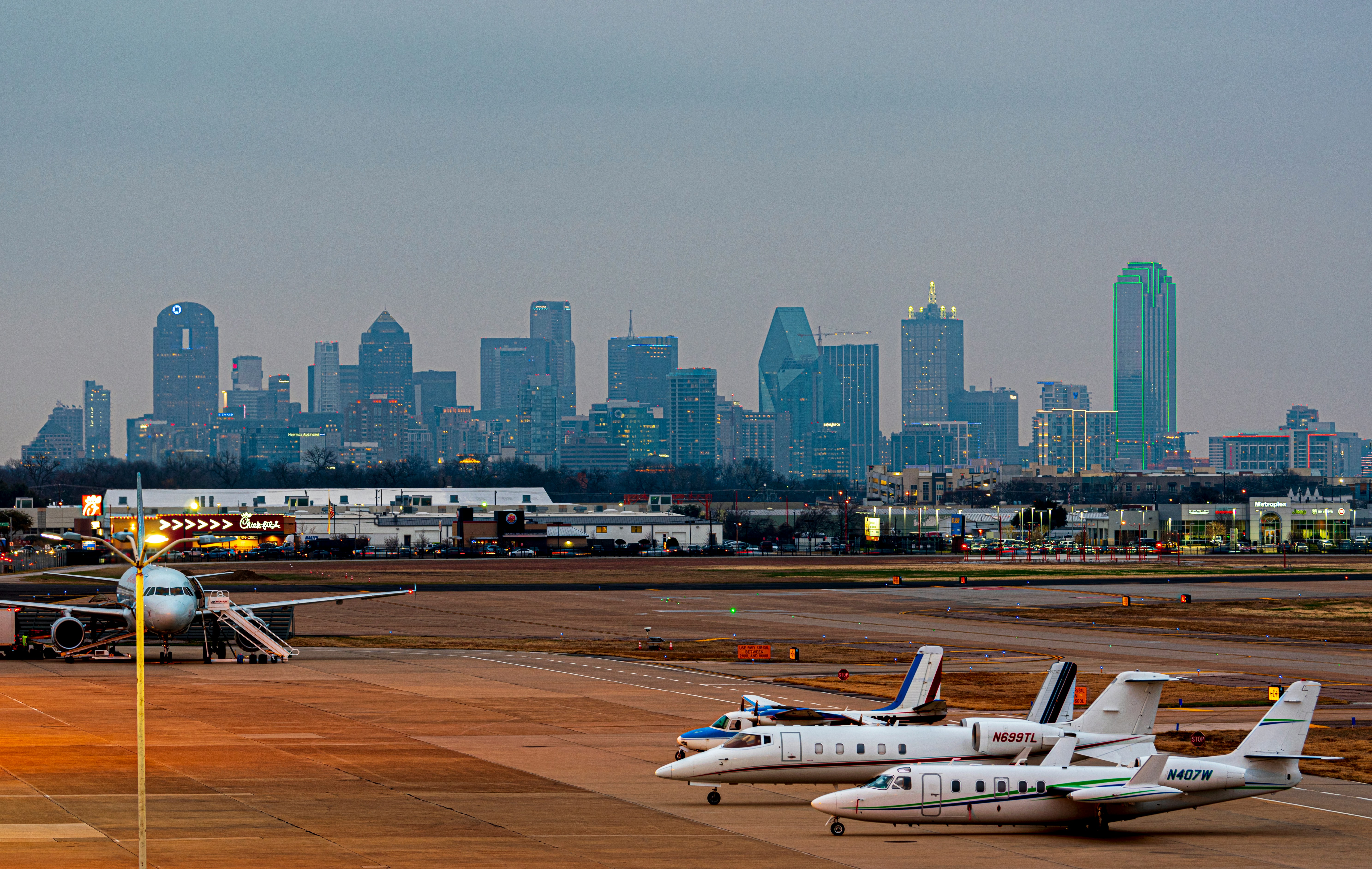 United Closes DFW United Club After Sanitation Photos