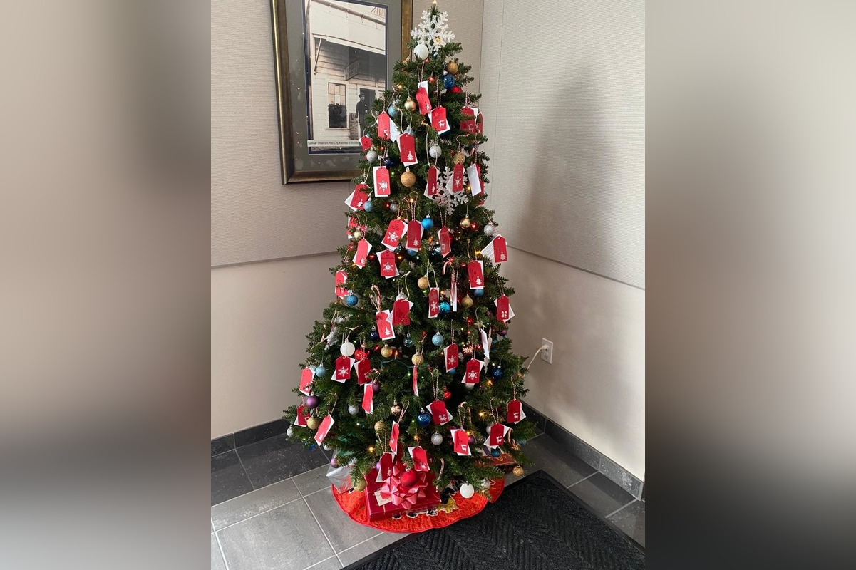 Rocklin Police Department Spreads Holiday Cheer with "Giving Tree"