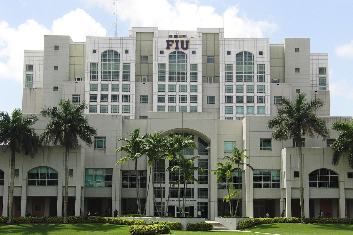 85-Year-Old Roberto Fernandez Triumphantly Earns College Degree at FIU