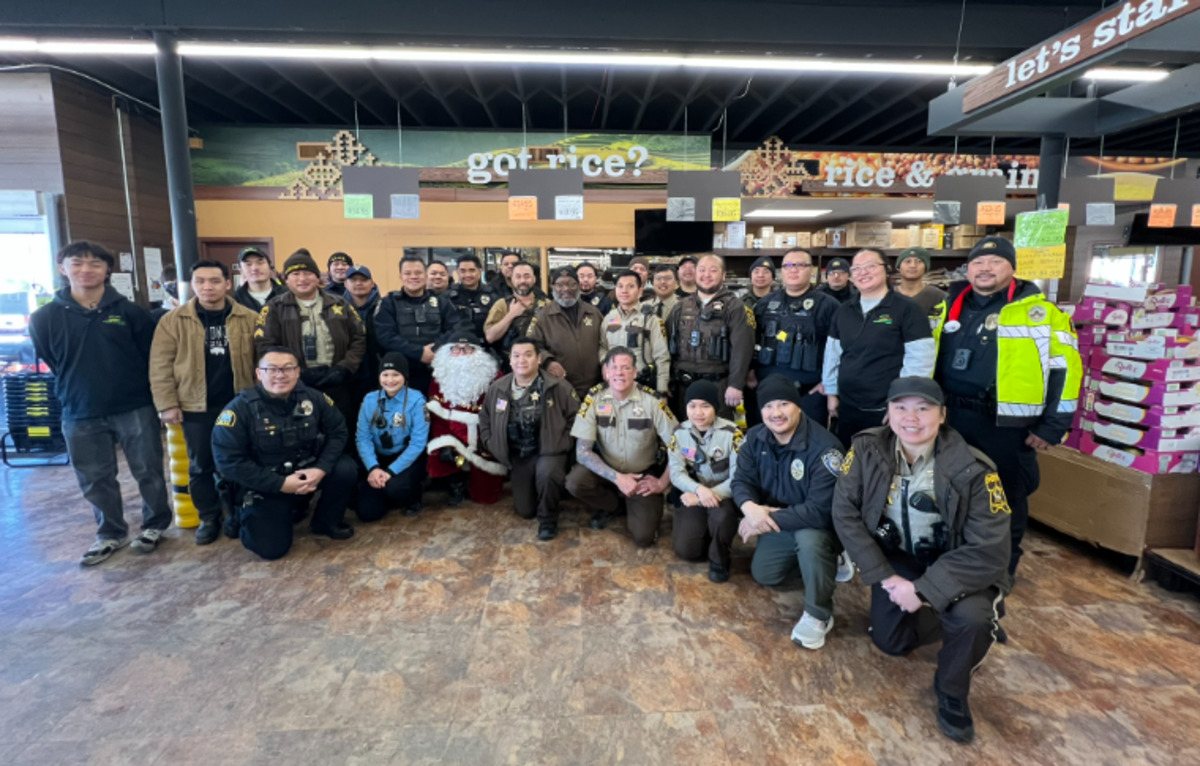 Blaine Police and MN Asian Peace Officers Association Spread Holiday