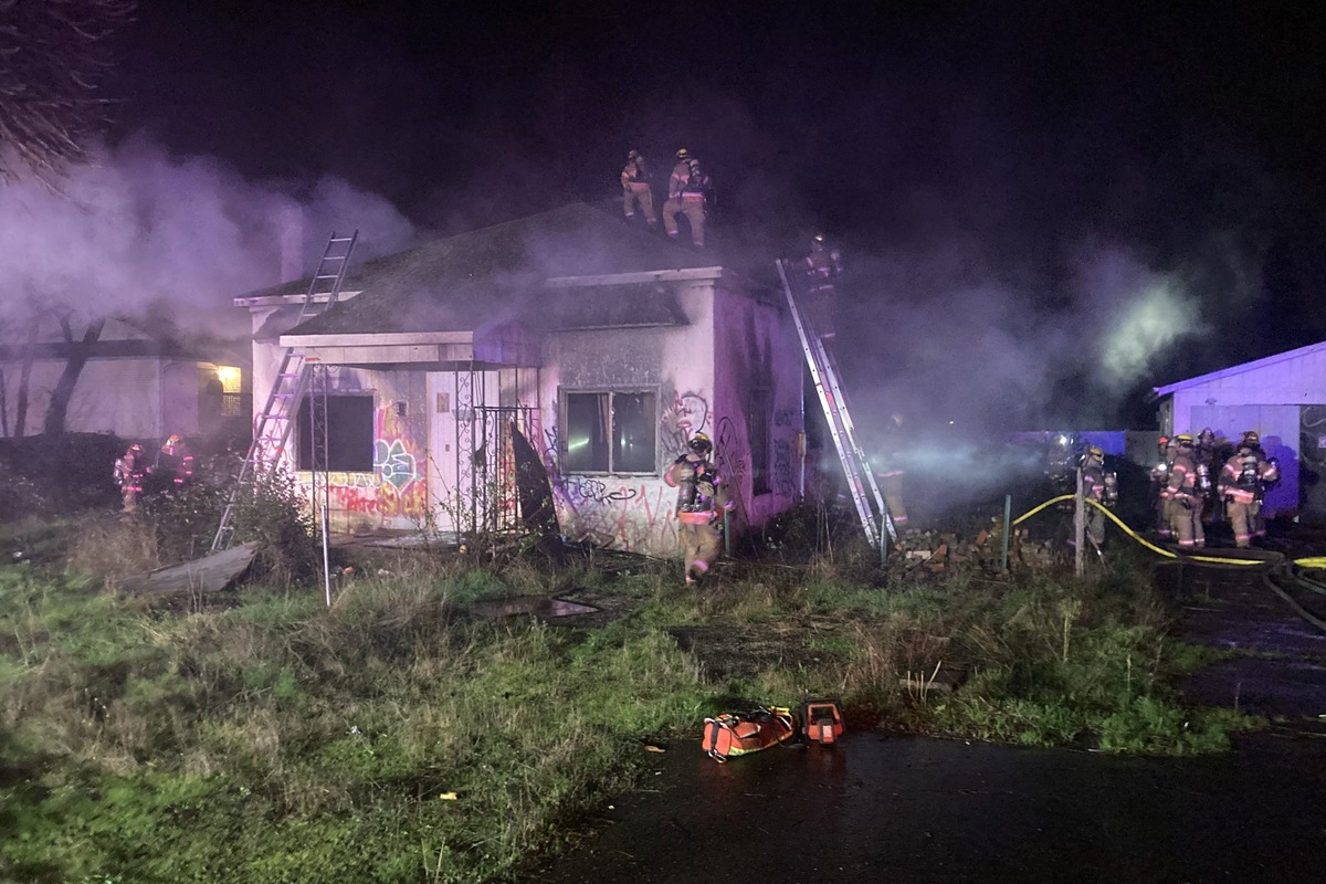 Portland Fire & Rescue Extinguishes Blaze in Abandoned Southeast