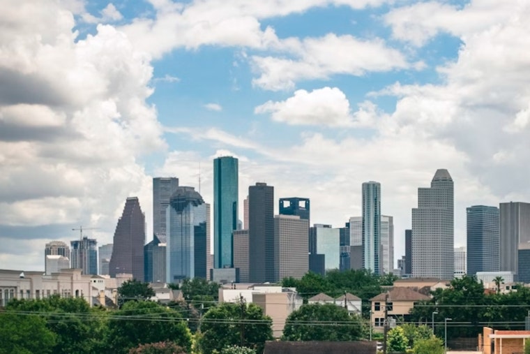Houston Experiences Unseasonable Chill and Strong Winds with Wind