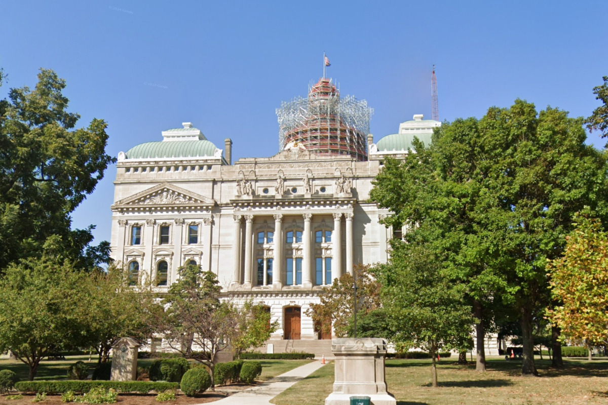 Indiana Senator Daryl Schmitt Hosts Local Students in Senate Page