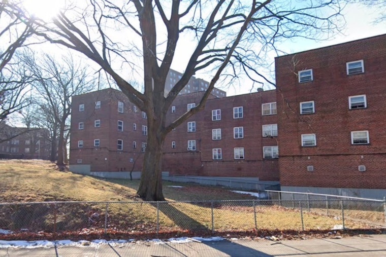 Man Shot Outside Bronx Edenwald Houses as Suspect Escapes After