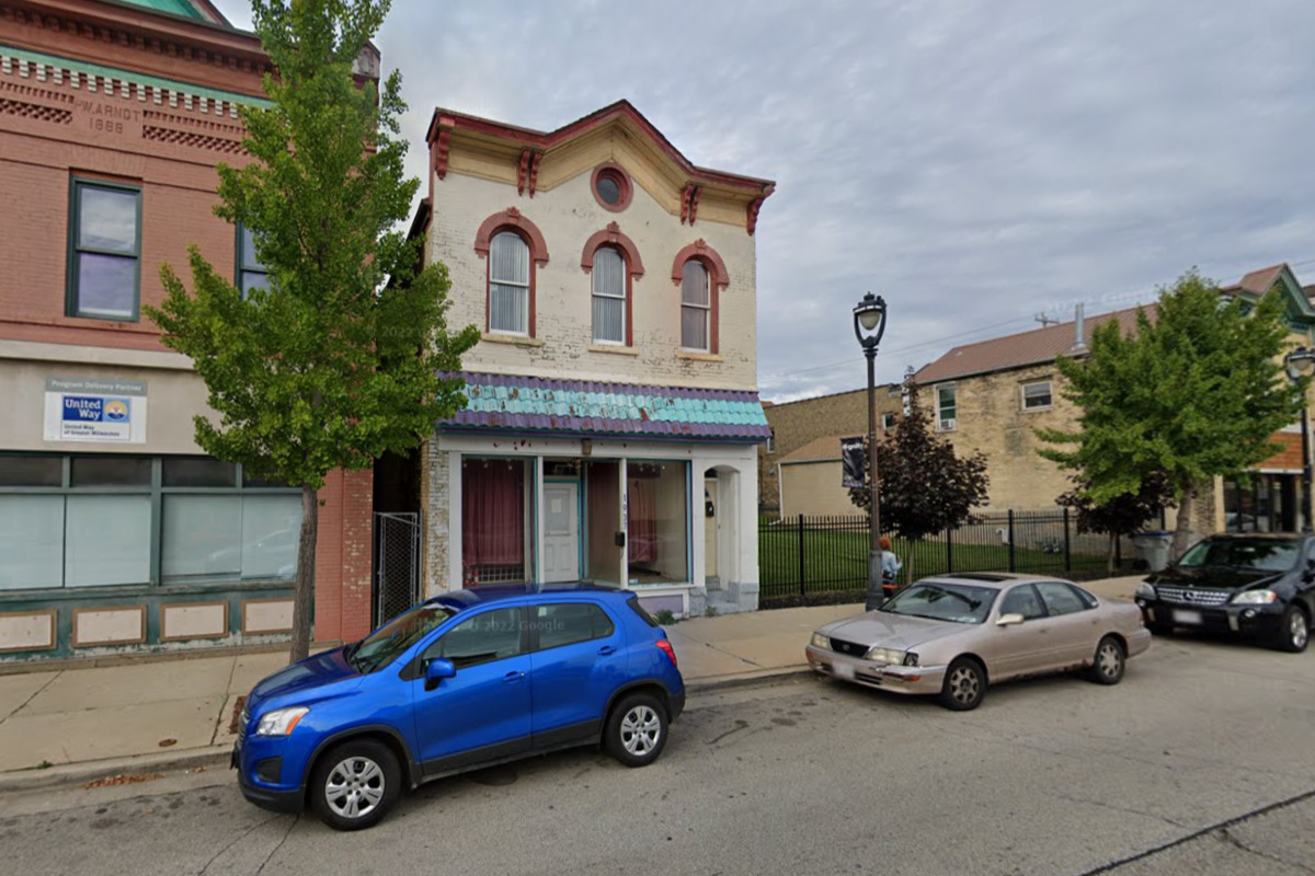 Book Lovers Rejoice as Niche Book Bar Opens in Milwaukee's 6th
