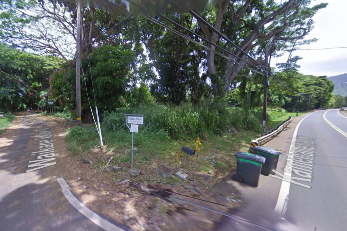 Honolulu Firefighters Quell Rubbish Fire in Kahalu'u with No