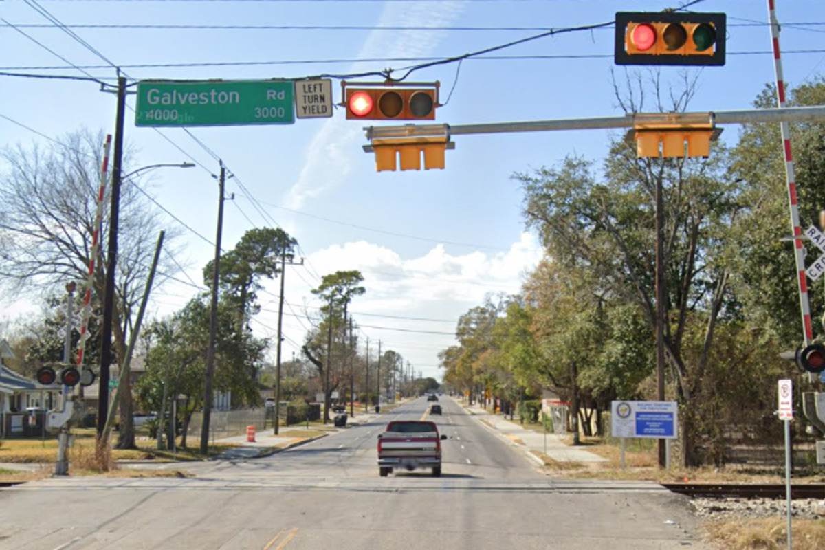Man, 30, Killed in Early Morning Crash on Galveston Road, Houston