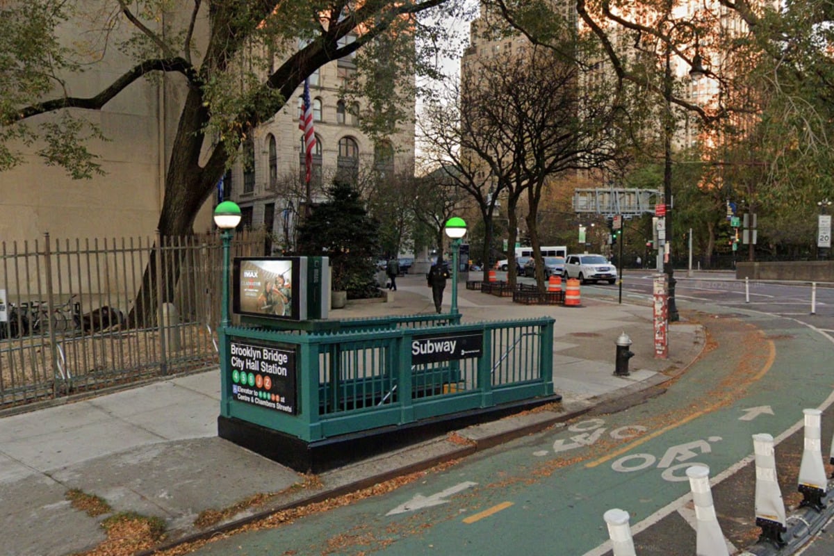 Man Critically Injured In Stabbing At Brooklyn Bridge Subway Suspect