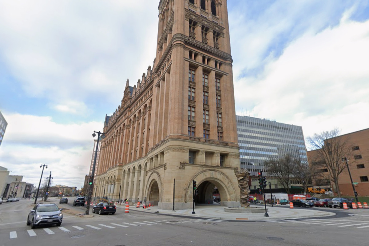 Milwaukee Officials to Review City Hall Emergency Response After