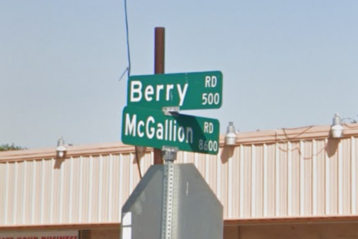 Houston Police Investigate Fatal Shooting on Berry Road, Search for