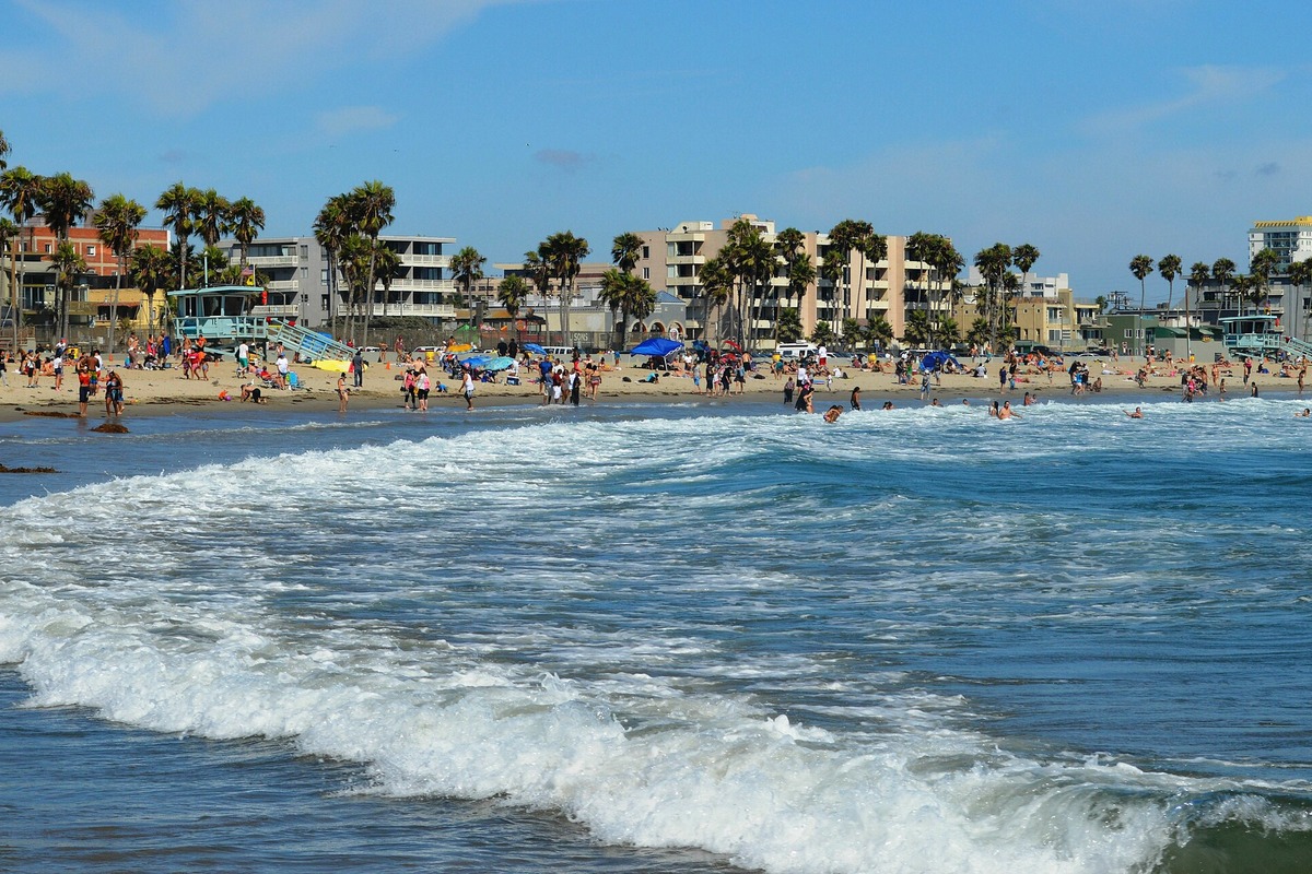 Los Angeles Basks in Mild Summer Weather with Sunny Days Ahead, Minor