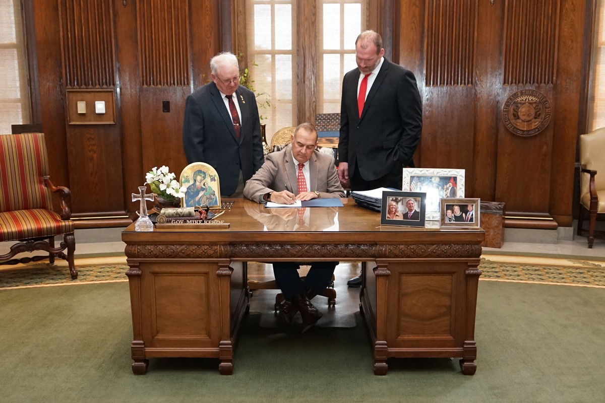 Missouri Governor Mike Kehoe Signs SB 81 to Enhance State Public