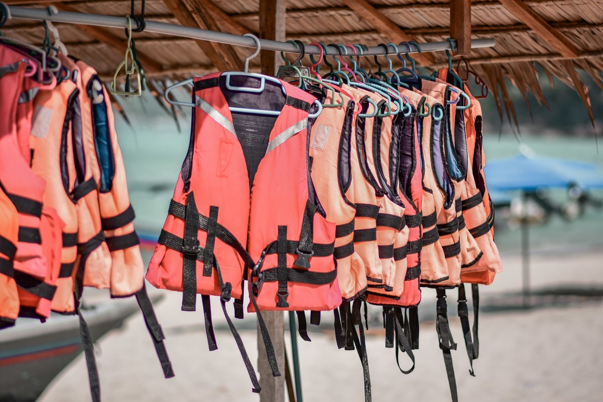 Chicago Considers Mandatory Life Jacket Ordinance for Boaters After