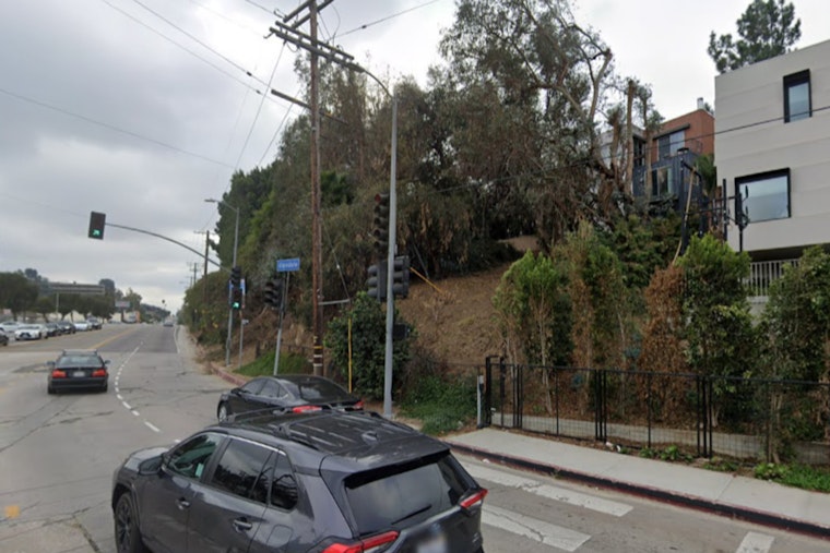 Los Angeles Firefighters Rapidly Tame Brush Fire in Silver Lake, No