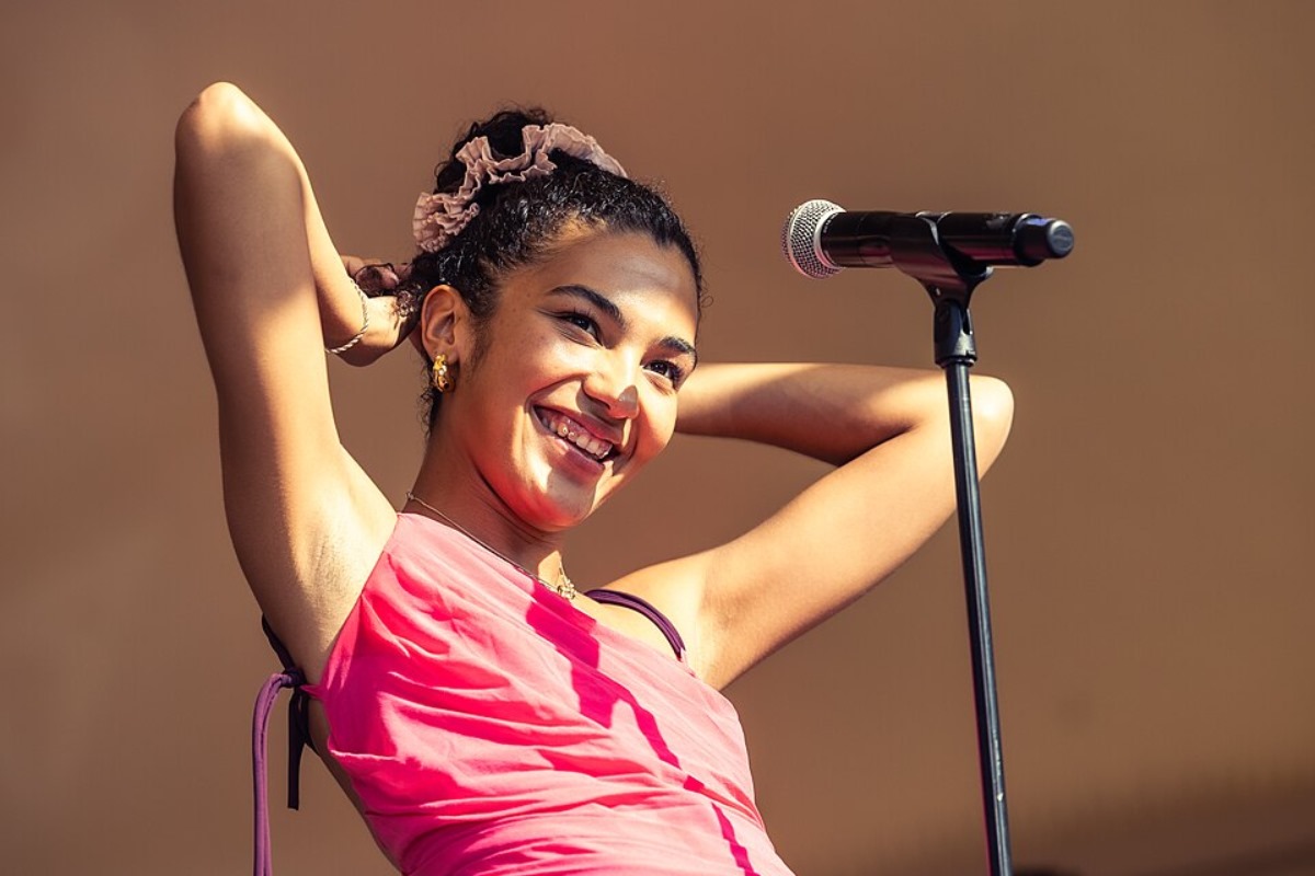 Olivia Dean to Enchant Fans at San Francisco's Warfield, Augments