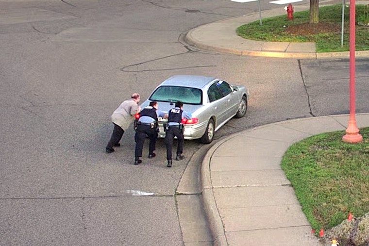 Minneapolis Police Officers Praised for Pushing Stalled Car, Enhancing