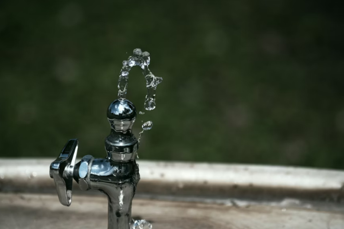 Phoenix Residents Flock to Chilled Water Stations Amid Record Heat