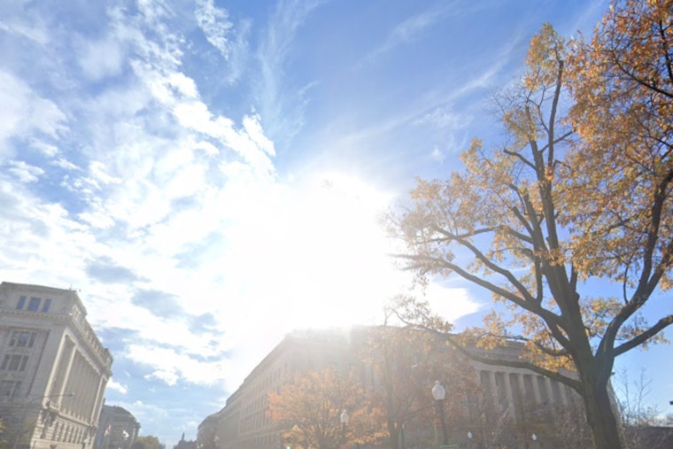 Detroit Welcomes Sunny Days with Mild Autumn Temperatures, Rain on the